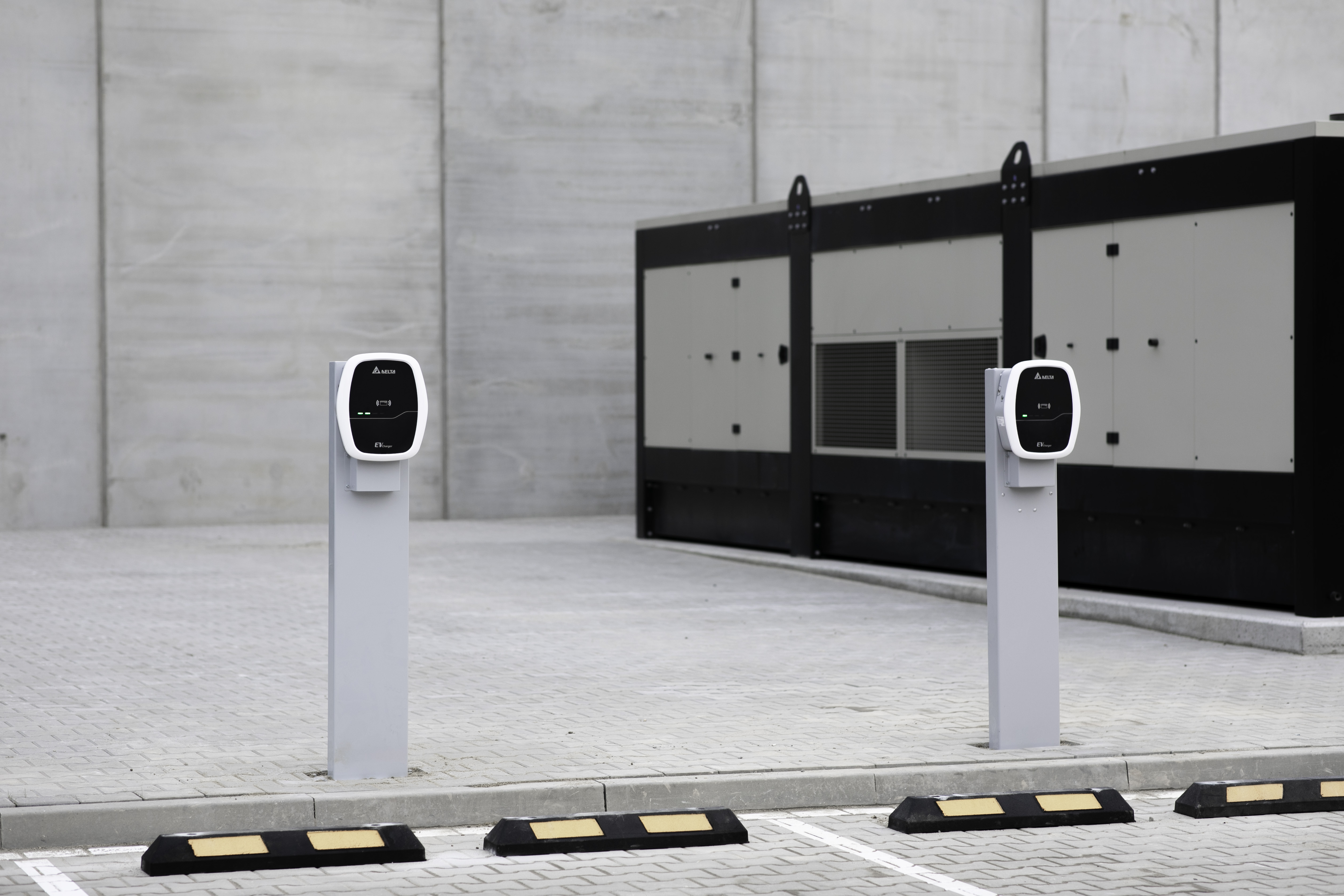 Podest Delta AC mini plus 7,4 kW - Sklep Wallbox.pl